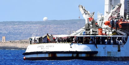 La espera del ‘Open Arms’ frente a Lampedusa, en imágenes | Fotos ...