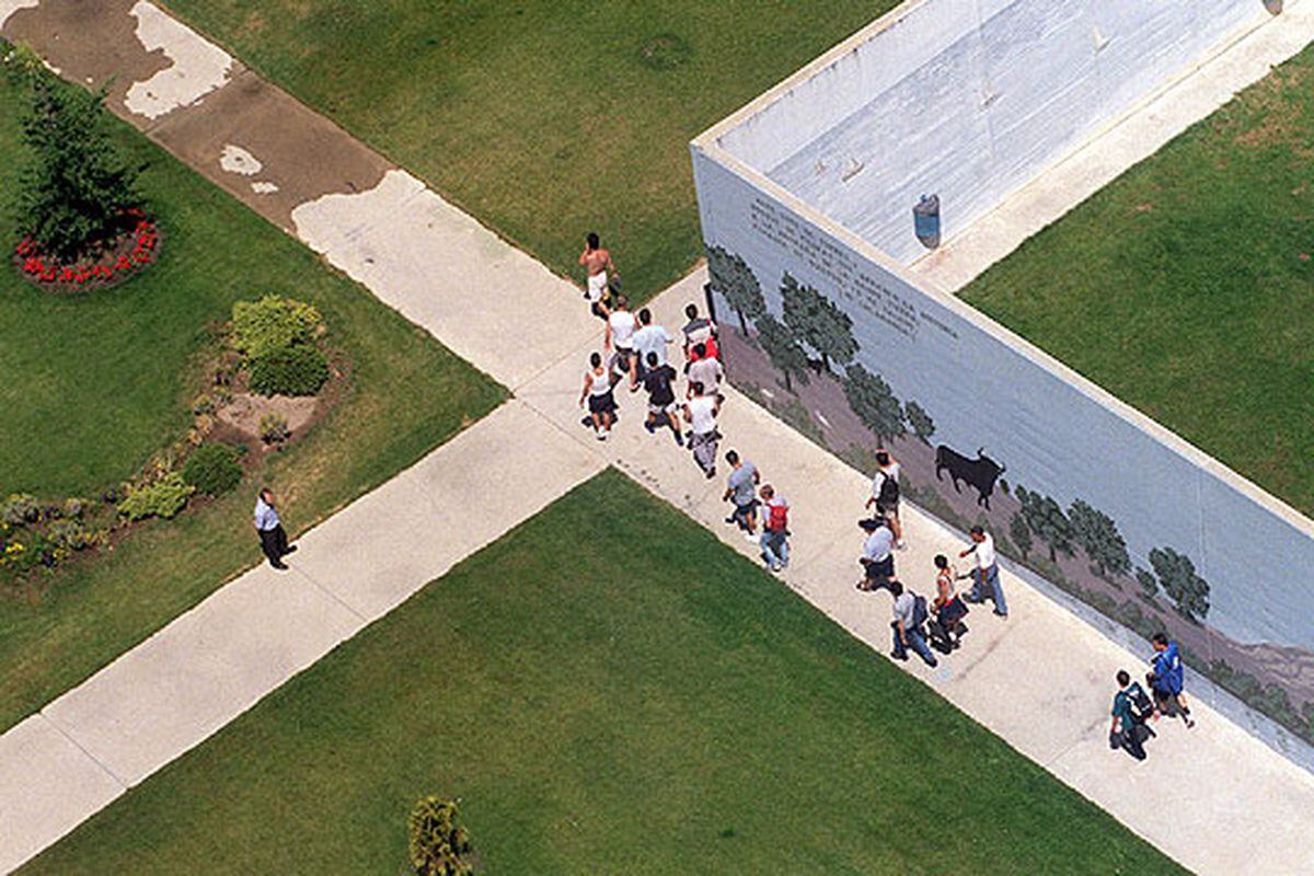 Reclusos en el patio de la cárcel de Topas | España | EL PAÍS