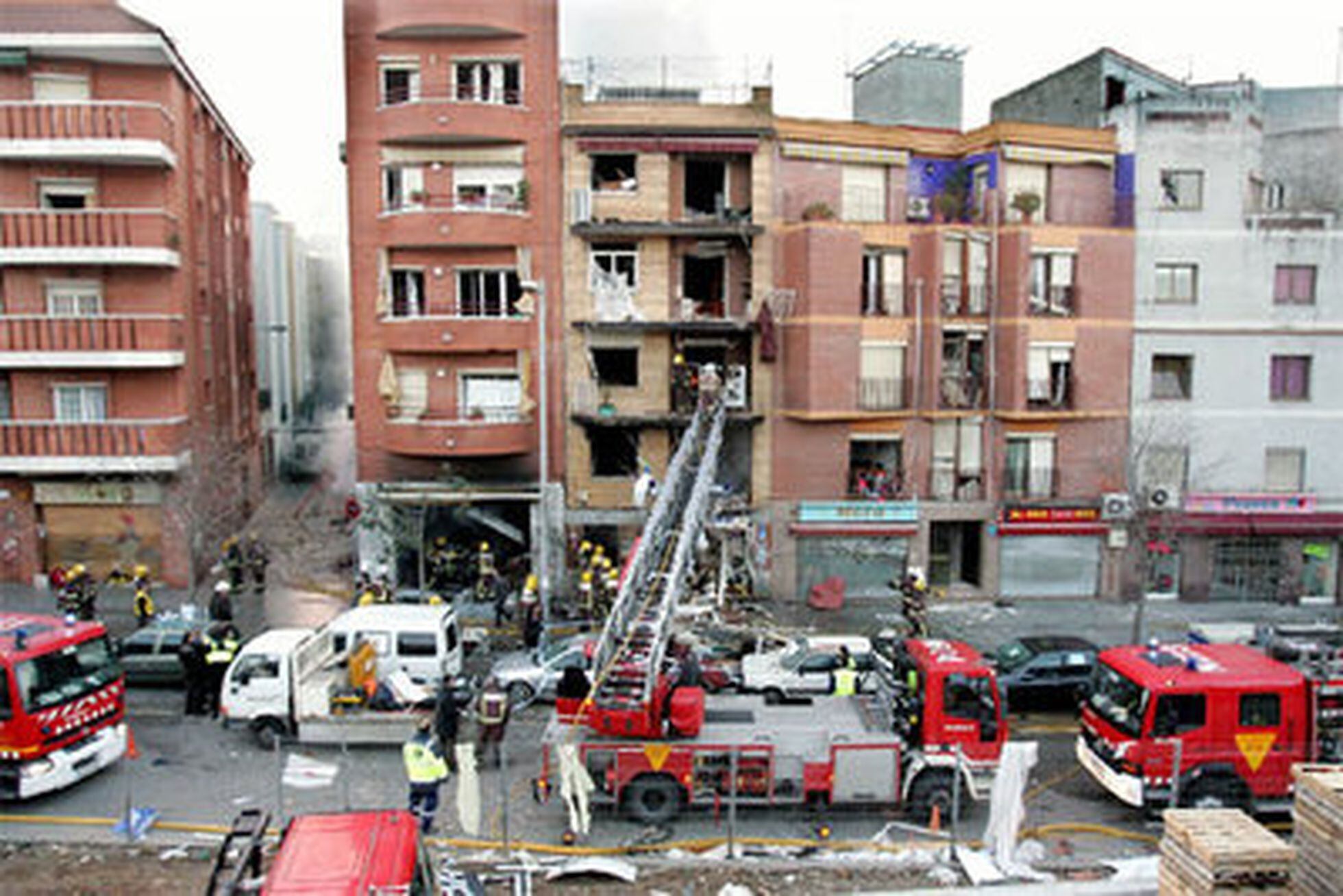 Dos muertos y 19 heridos al derrumbarse un edificio en Barcelona por ...