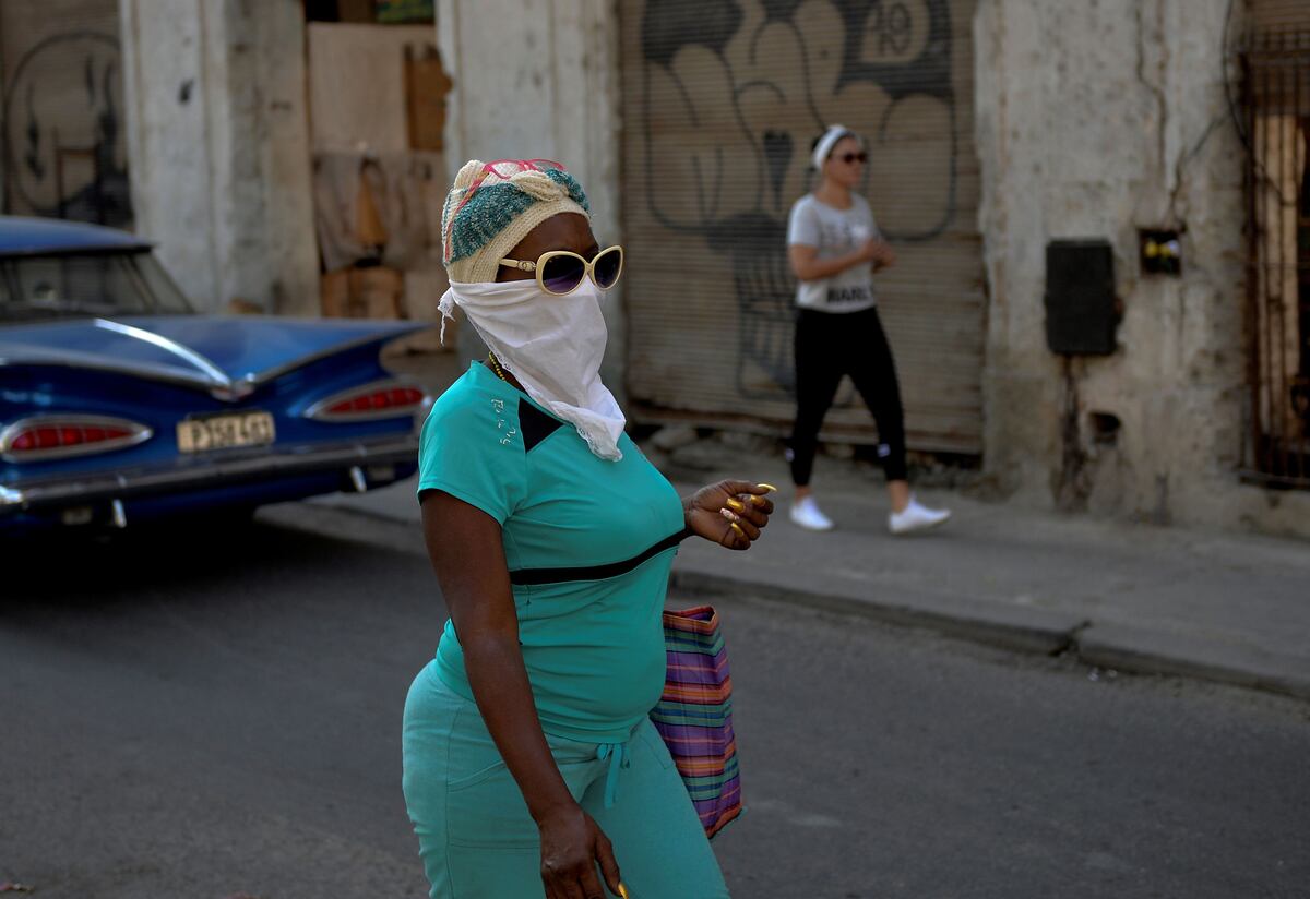 Cuba pone en cuarentena a más de 40.000 turistas y restringe los ...