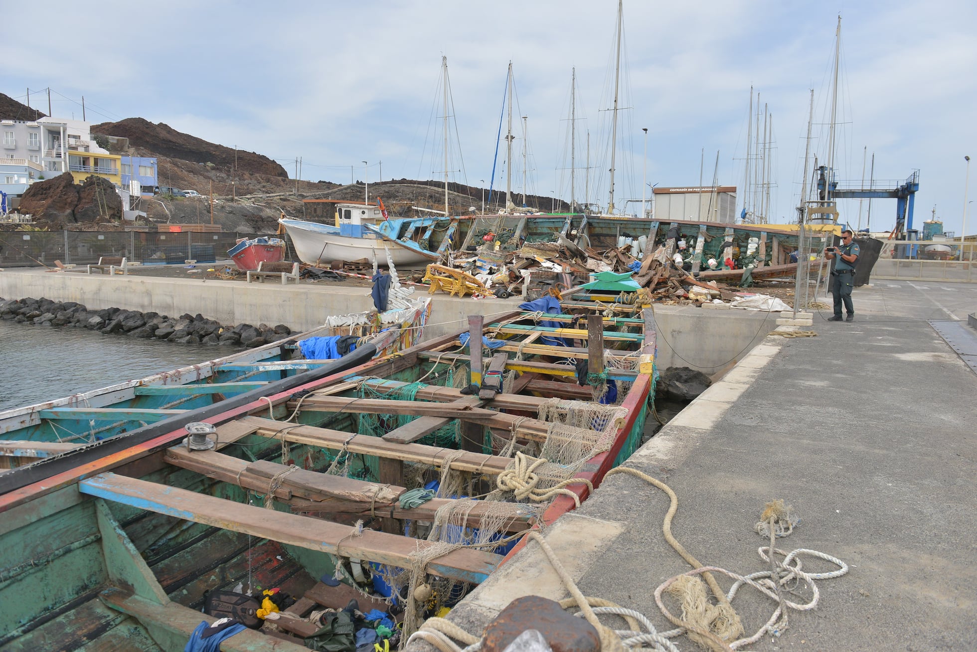 Llega a El Hierro un cayuco con unas 280 personas a bordo | España | EL ...