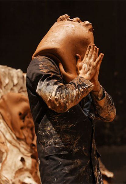 Josef Nadj, con una de las piezas de Barceló | Cultura | EL PAÍS