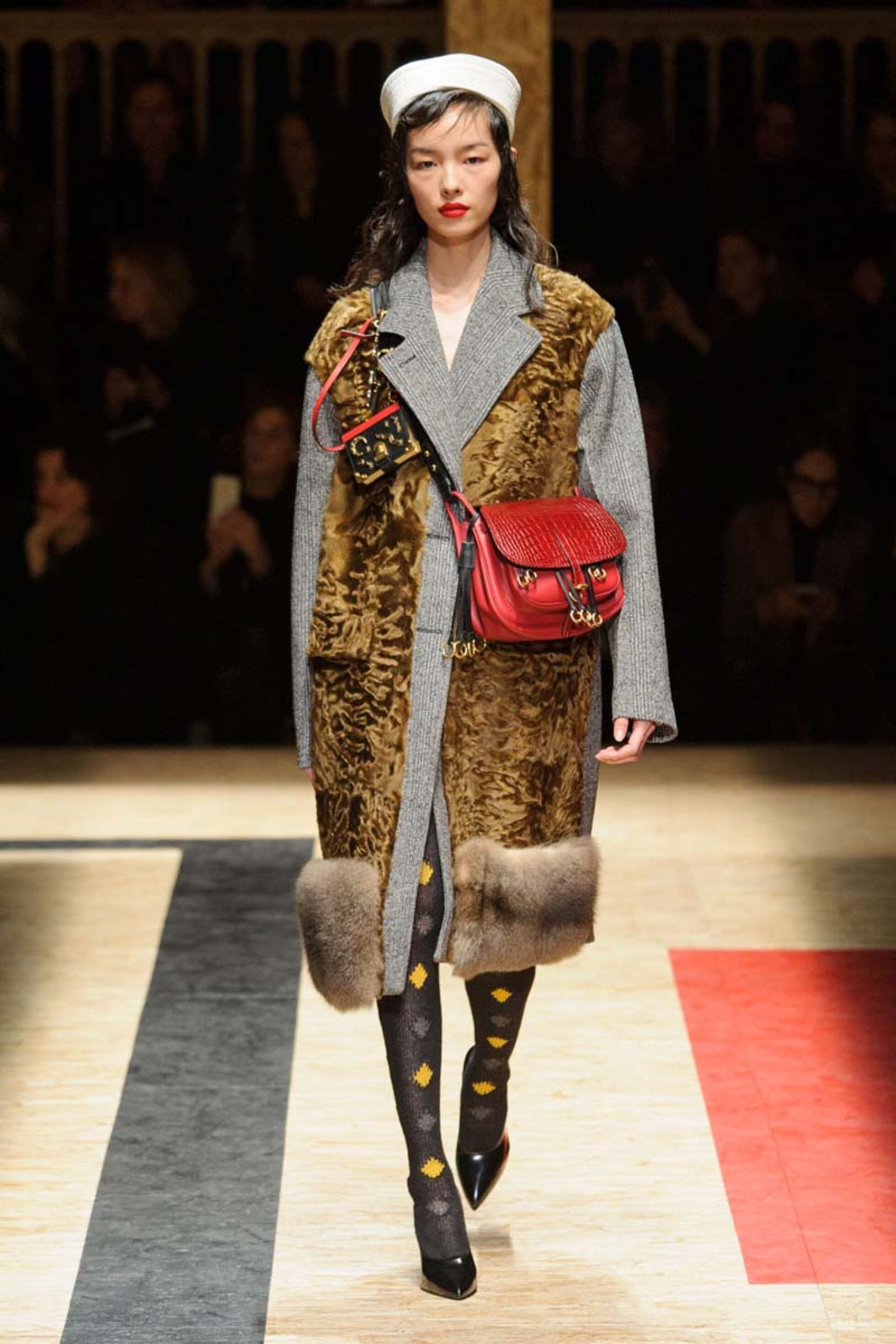 Las chicas marineras de Prada se ponen el corsé | Fotos | Pasarelas de ...