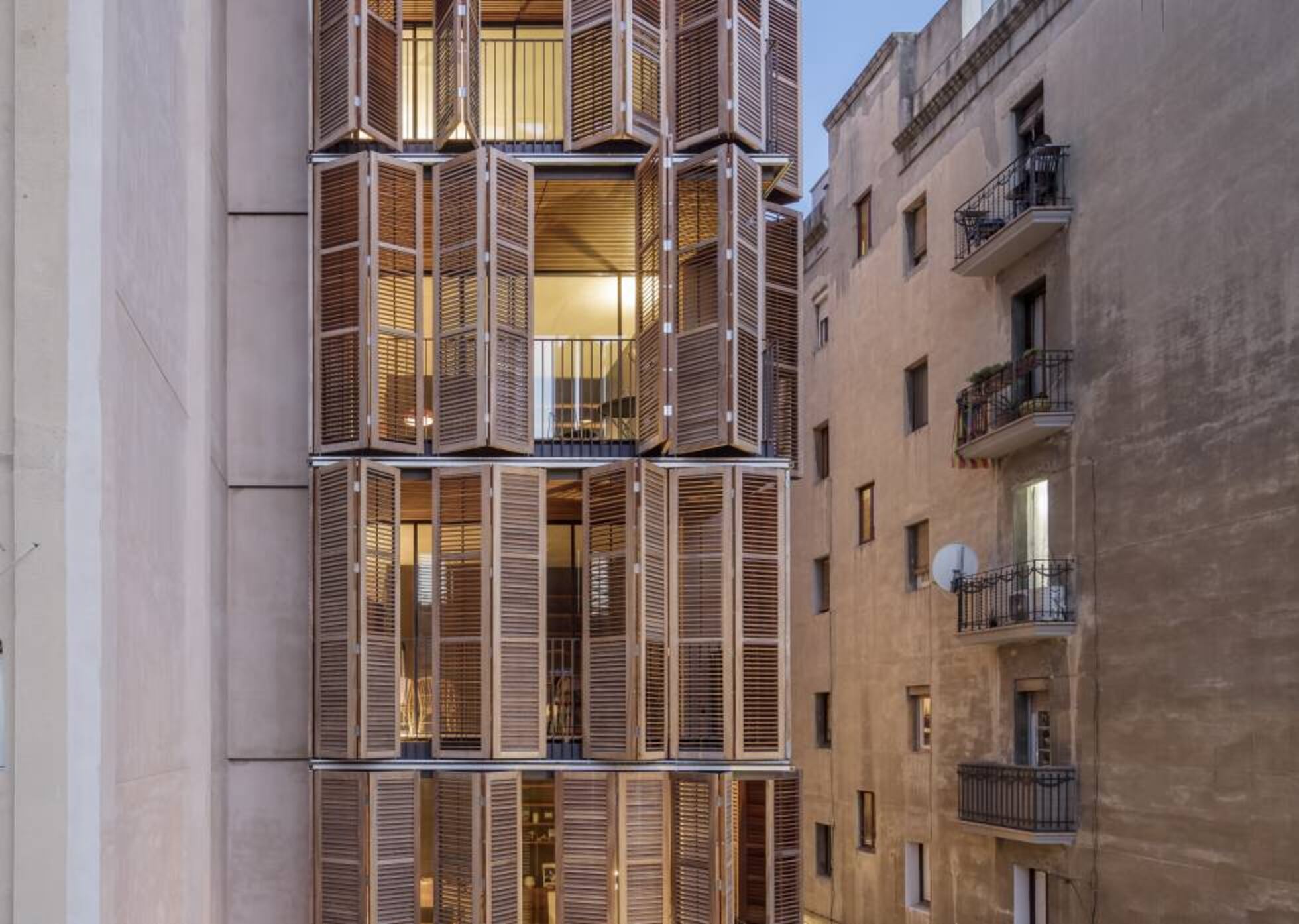 Cuatro matrimonios amigos se construyen un edificio a medida para ...