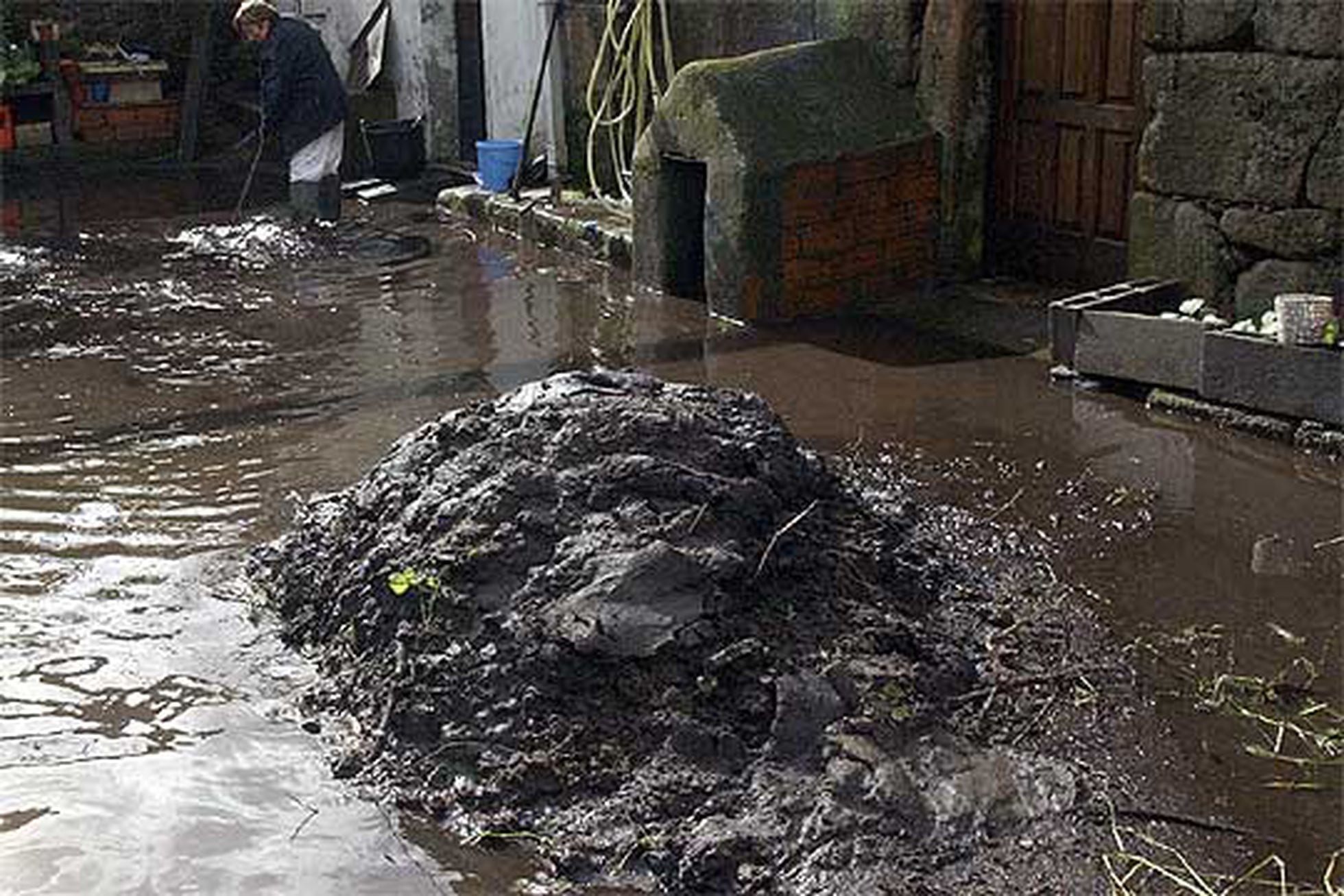 Lodo acumulado en la entrada de una casa, en Pazos | España | EL PAÍS