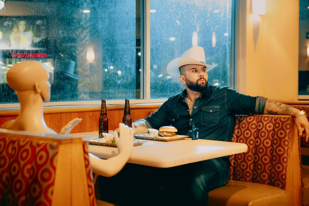 Con toques de country, blues y R&B, Carín León lleva el regional ...