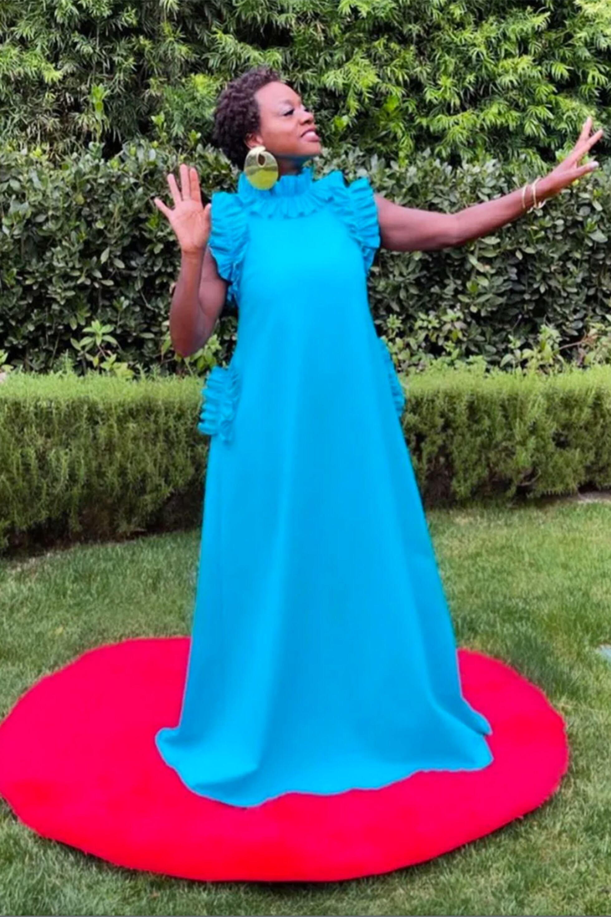 Del increíble Schiaparelli de Emma Corrin al esmoquin de Amanda ...