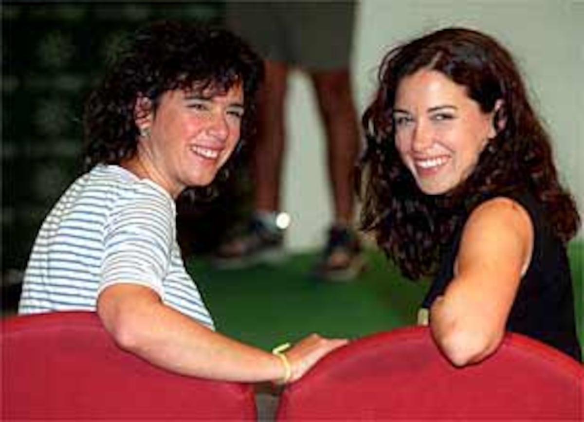 La directora Dácil Pérez de Guzmán, a la izquierda, y Mariola Ruiz, en ...