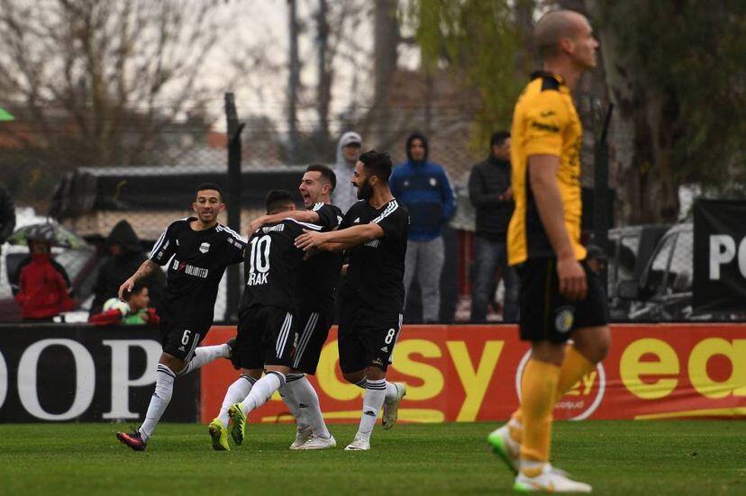 Riestra - Comunicaciones: El fútbol argentino y su última locura: la ...