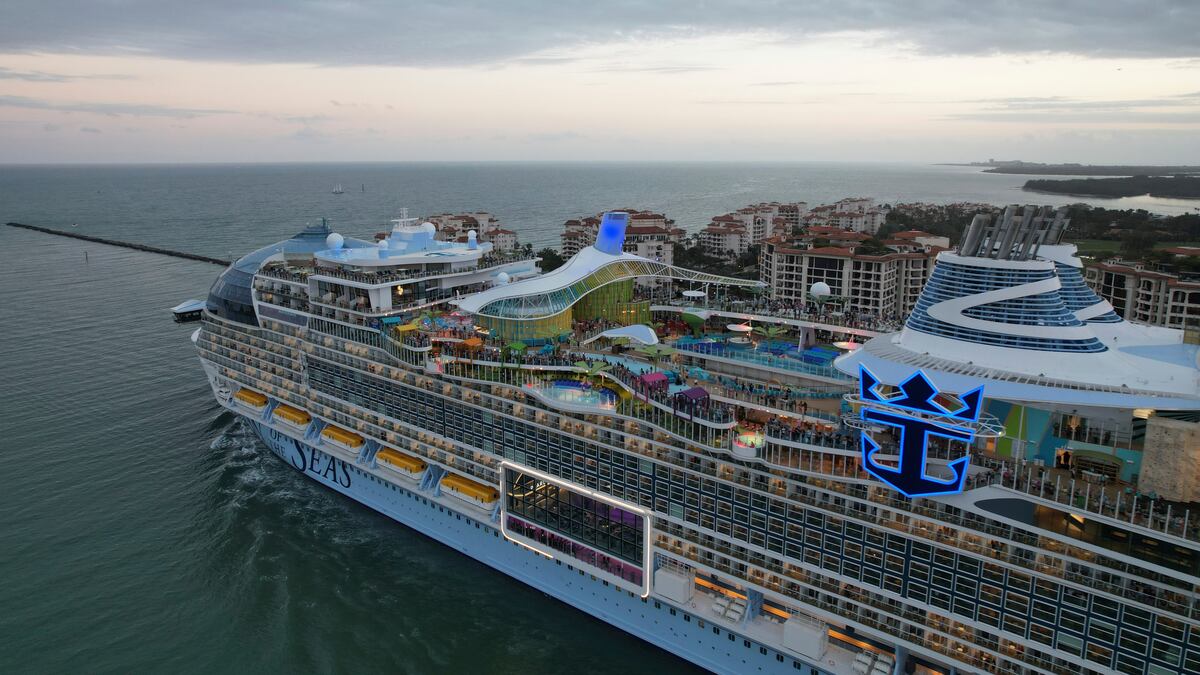 Vídeo | El crucero más grande del mundo realiza su primer viaje | Vídeos | EL PAÍS