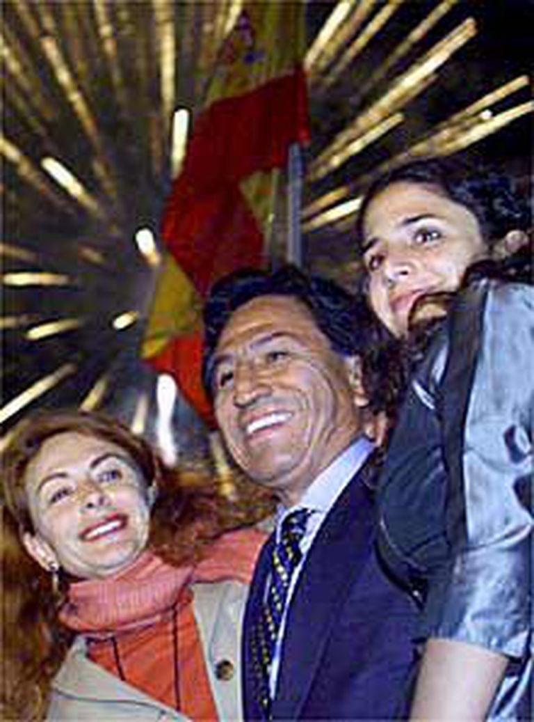Alejandro Toledo, entre su esposa, Eliane, y su hija Chantal, ayer en ...