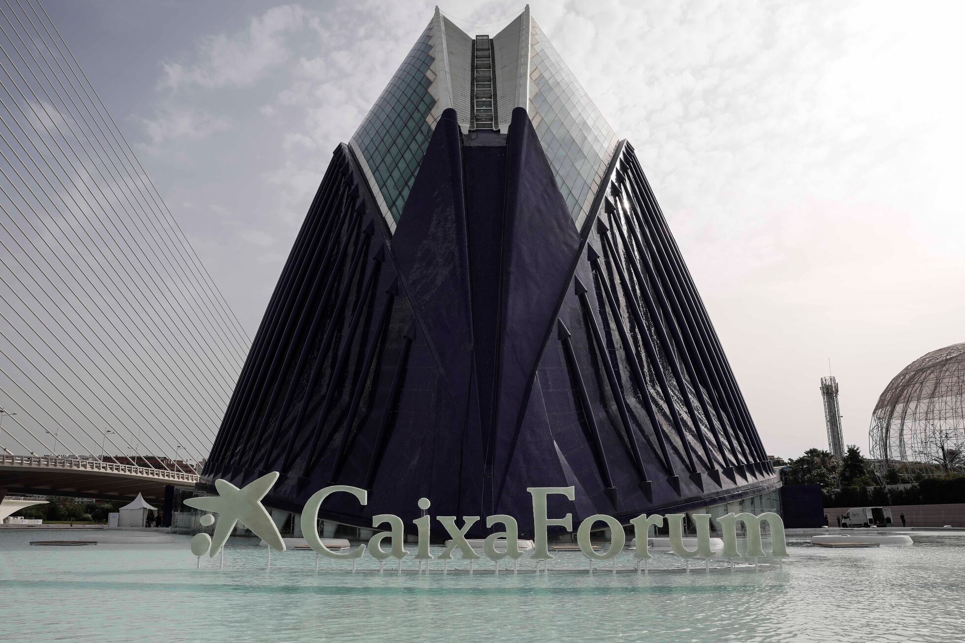 Valencia estrena el CaixaForum más singular: un paisaje futurista ...