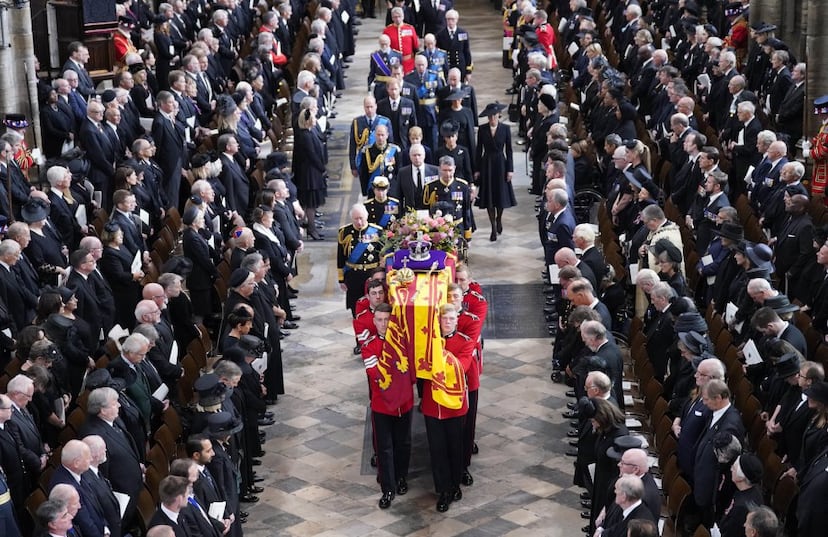 La casa real británica publica la primera foto de la tumba de Isabel II ...