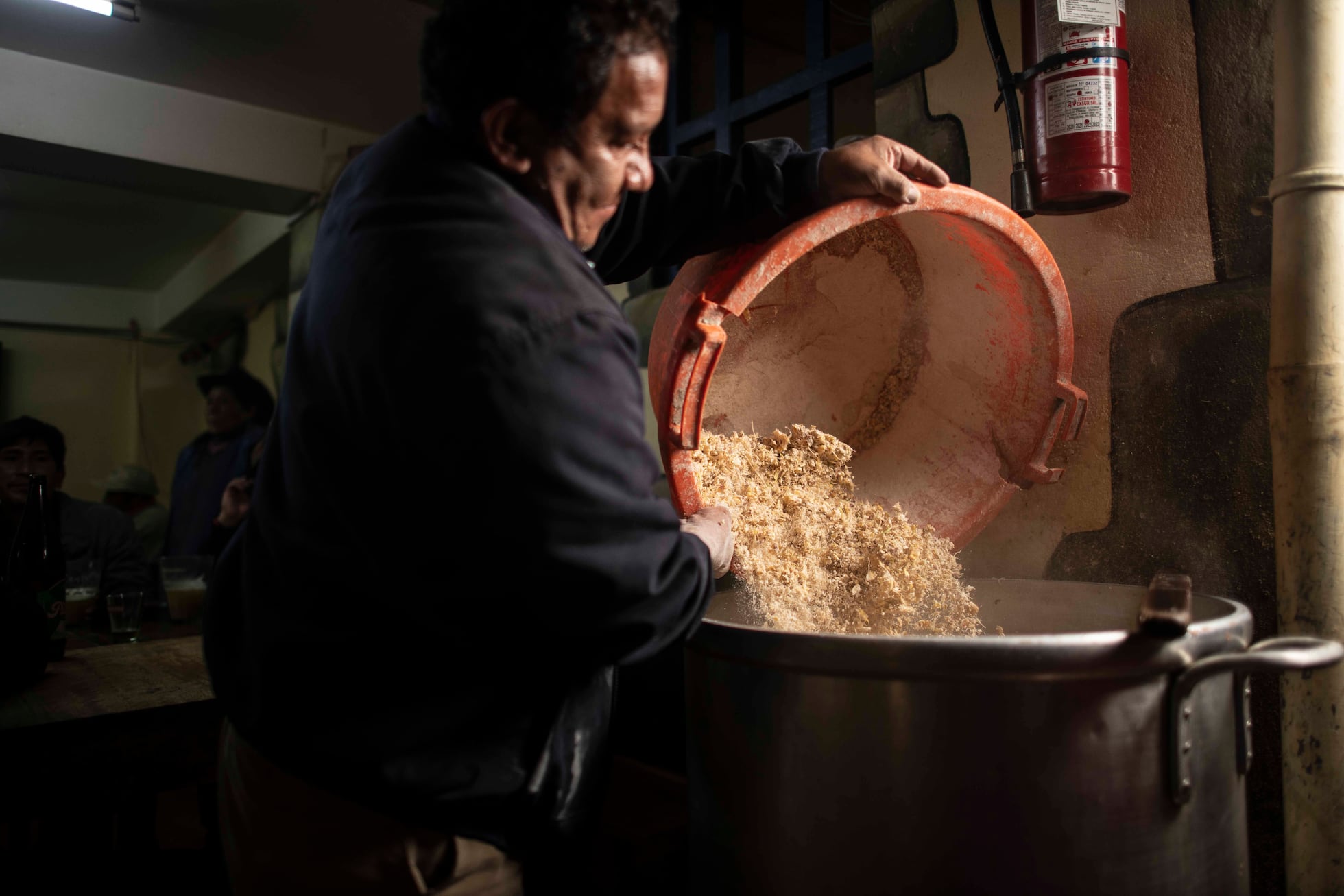 Chicha de jora, la bebida ritual secreta preincaica llega a los ...