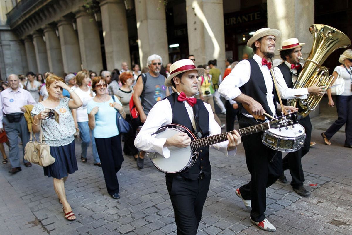 La charanga acompaña al grupo de visitantes | Madrid | España | EL PAÍS