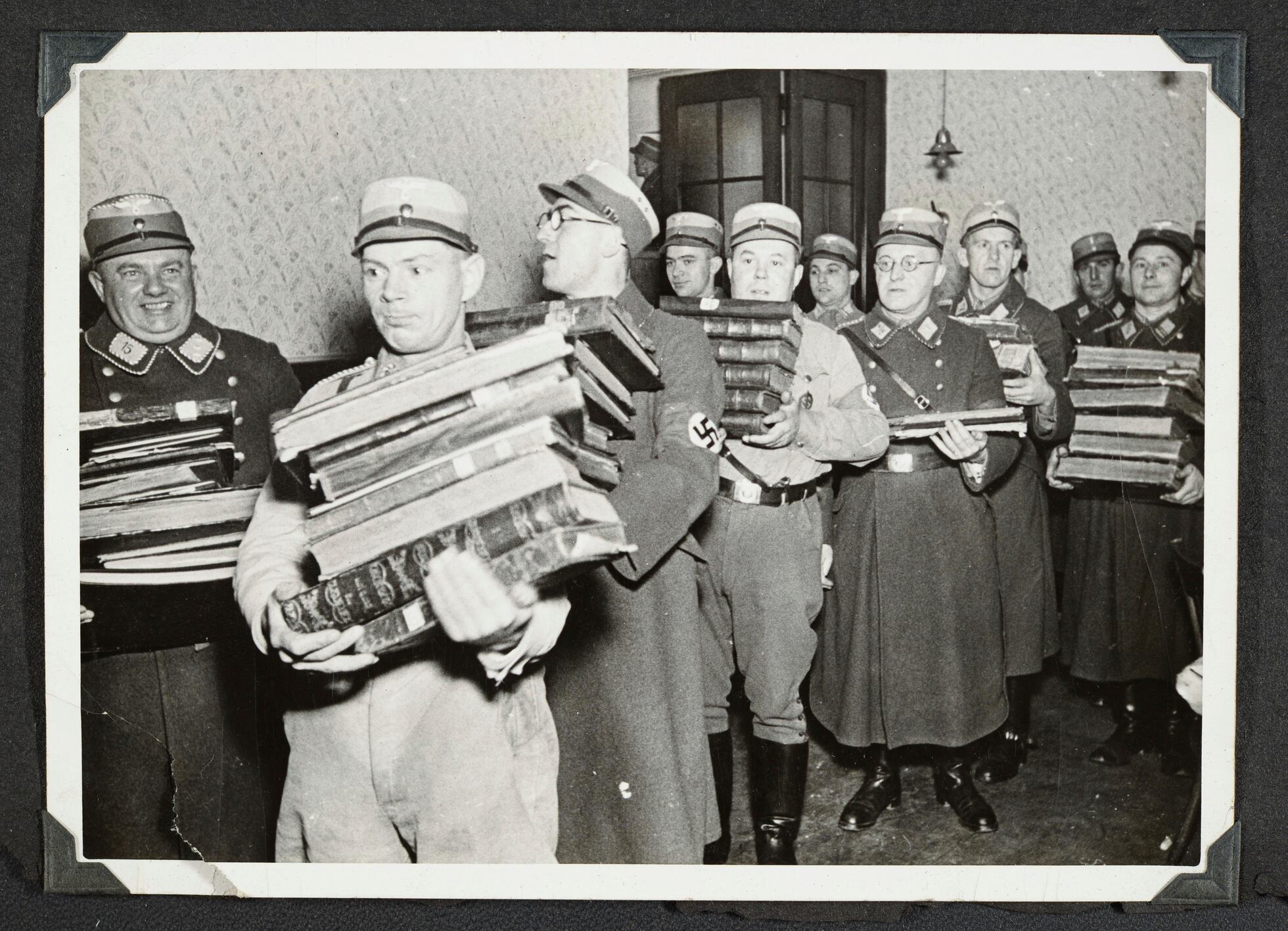La Noche De Los Cristales Rotos Fotografiada Por Los Nazis Surgen