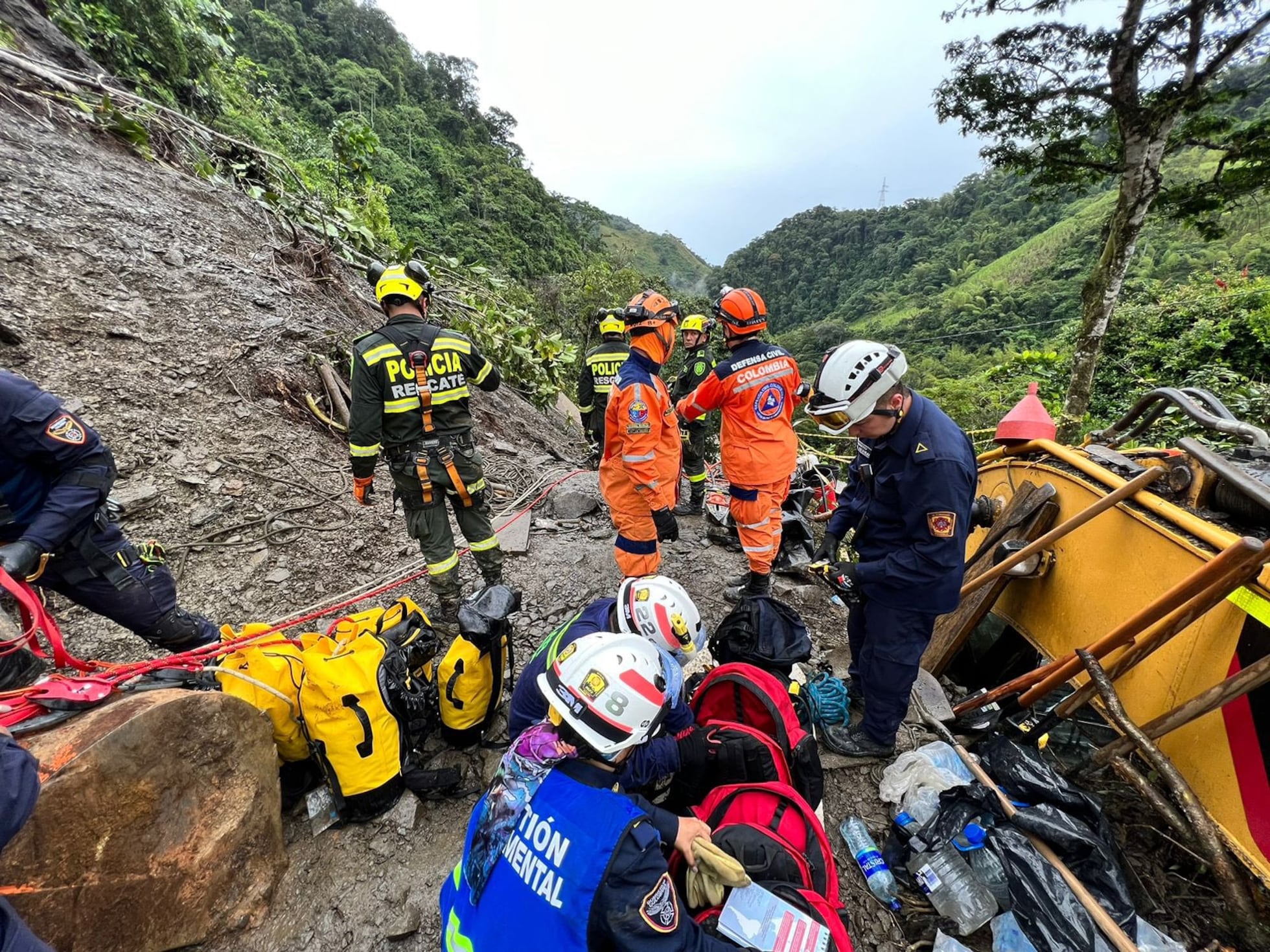Las labores de rescate del derrumbe en Risaralda, en imágenes | Fotos ...