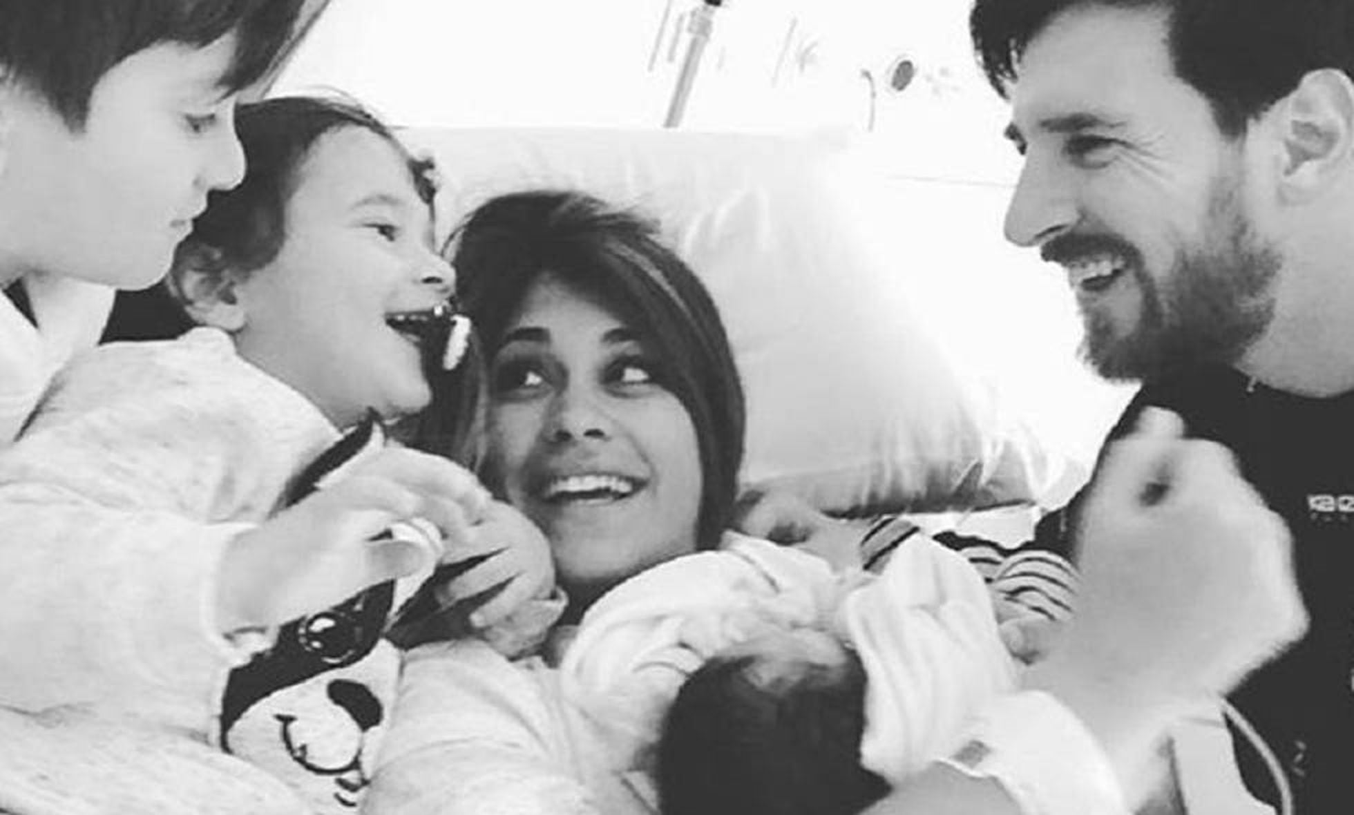 La Primera Foto De Familia De Leo Messi Y Antonella Roccuzzo Con Sus ... La Primera Foto De Familia De Leo Messi Y Antonella Roccuzzo Con Sus ...