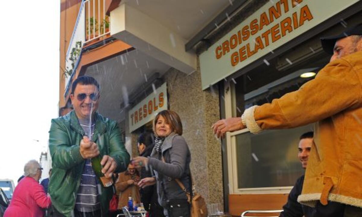 Loteria de Nadal: Un bar de Gavà reparteix 18 milions del segon premi ...