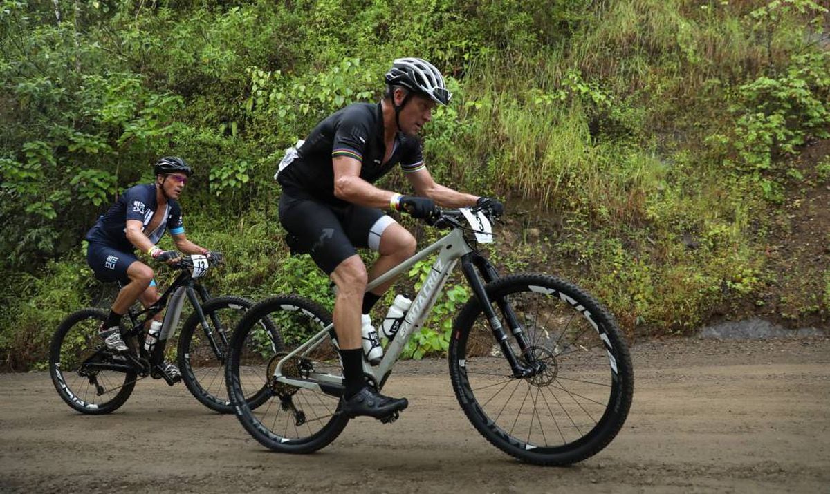 Lance Armstrong ofrece hacer con él una ruta ciclista de cinco días en ...