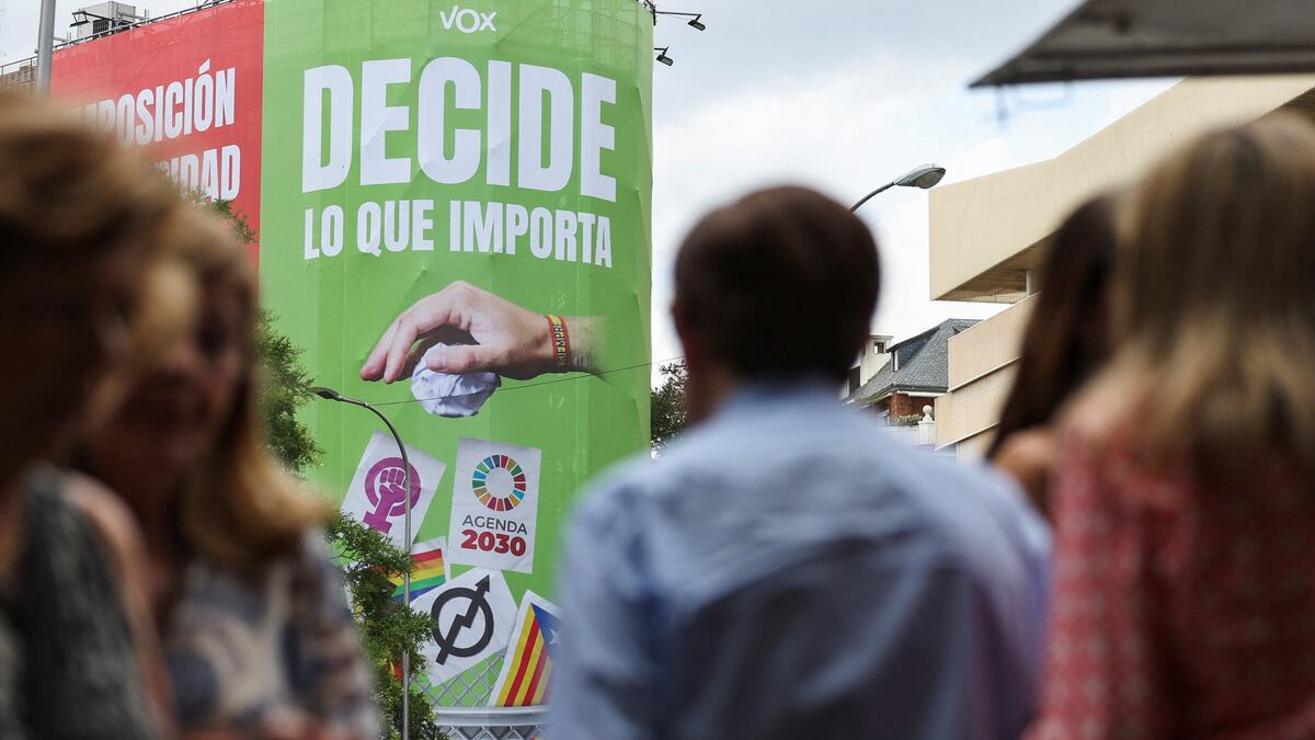 Una lona de Vox en el centro de Madrid propone tirar a la basura el ...