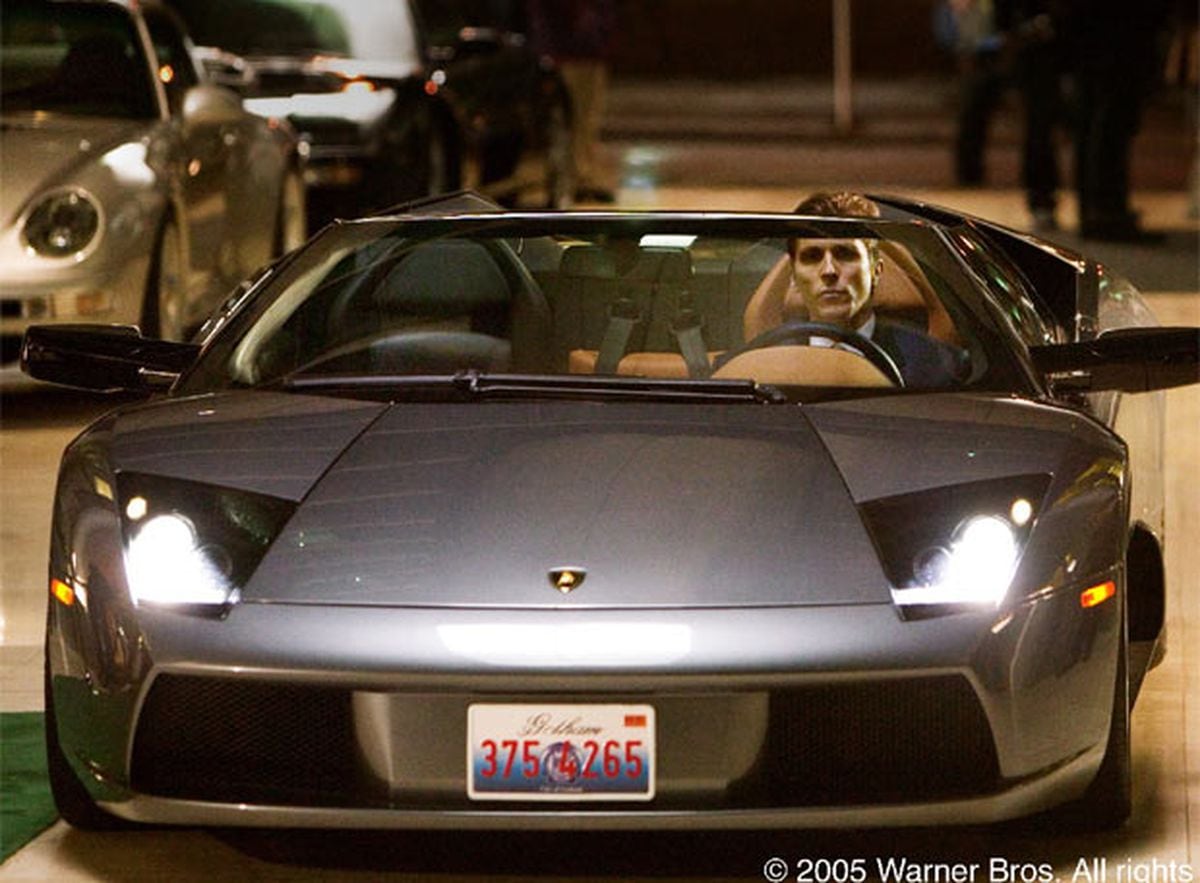 Vestido de Armani, el actor Christian Bale conduce un Lamborghini ...