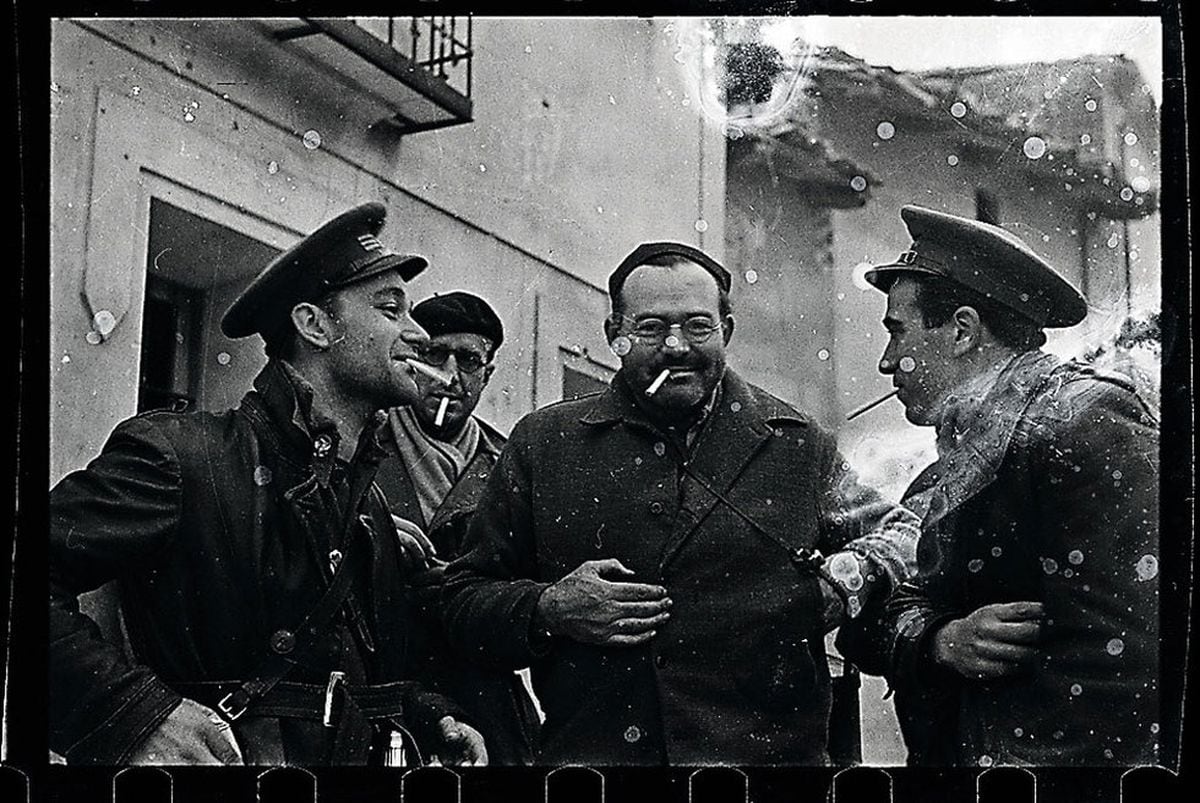 Herbert Matthews y Ernest Hemingway, en una fotografía de Capa ...