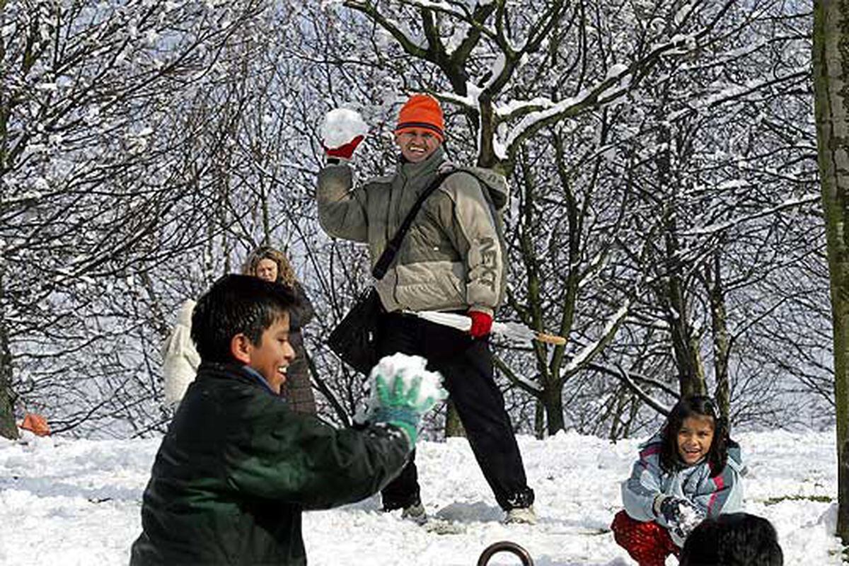 Una familia juega con la nieve | País Vasco | EL PAÍS