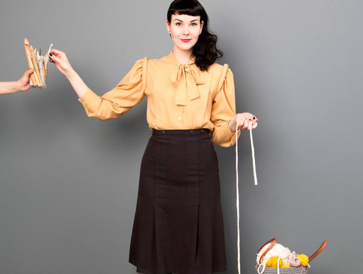 La ‘pin up’ que quiere enganchar a los hombres a hacer ganchillo | S ...