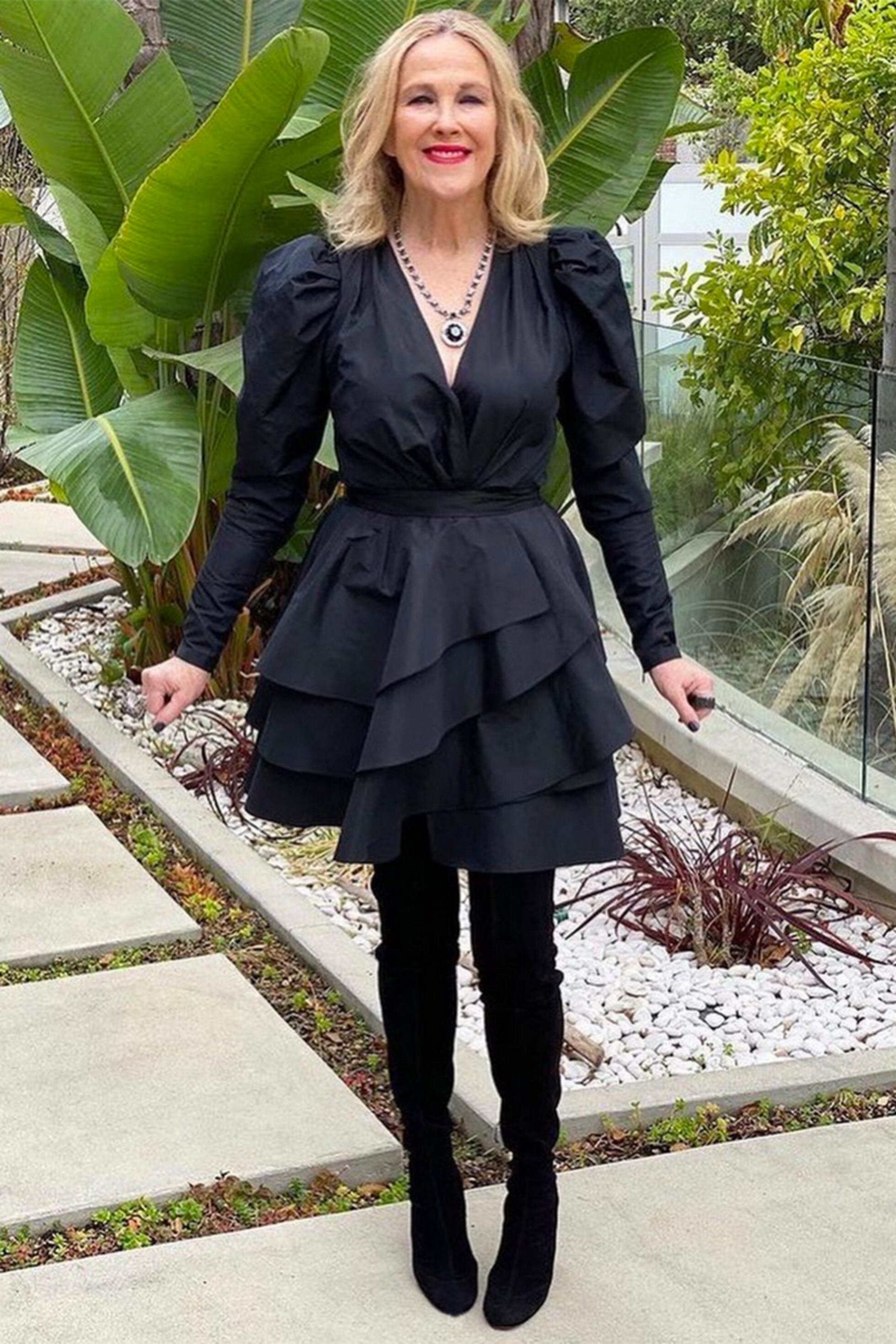 Del increíble Schiaparelli de Emma Corrin al esmoquin de Amanda ...