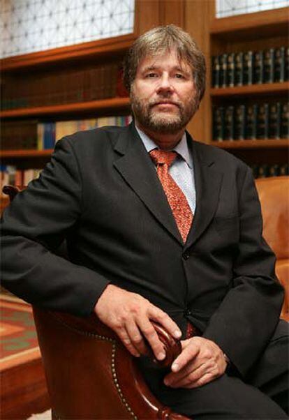 "Hallamos evidencias de dinosaurios incubando huevos, como las aves ...