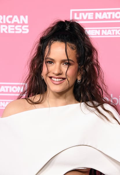 La Espectacular Capa Blanca Y Escote ‘underboob De Rosalía Para