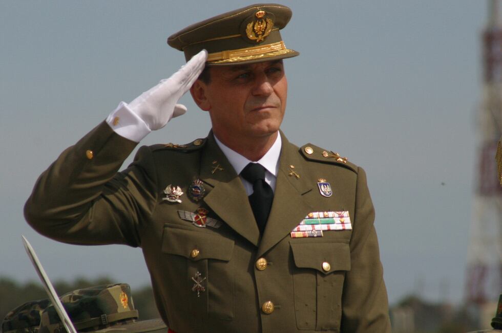 Francisco Fernández: El general que se resistía a descolgar el retrato ...