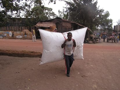 Mochilas infladas, ingeniosa forma de distribuir energía en las zonas ...