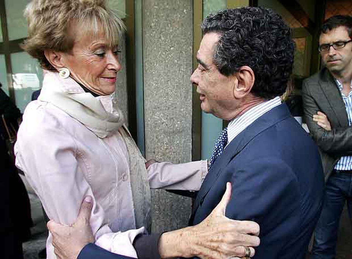 María Teresa Fernández de la Vega saluda a Augusto Delkader | Sociedad ...