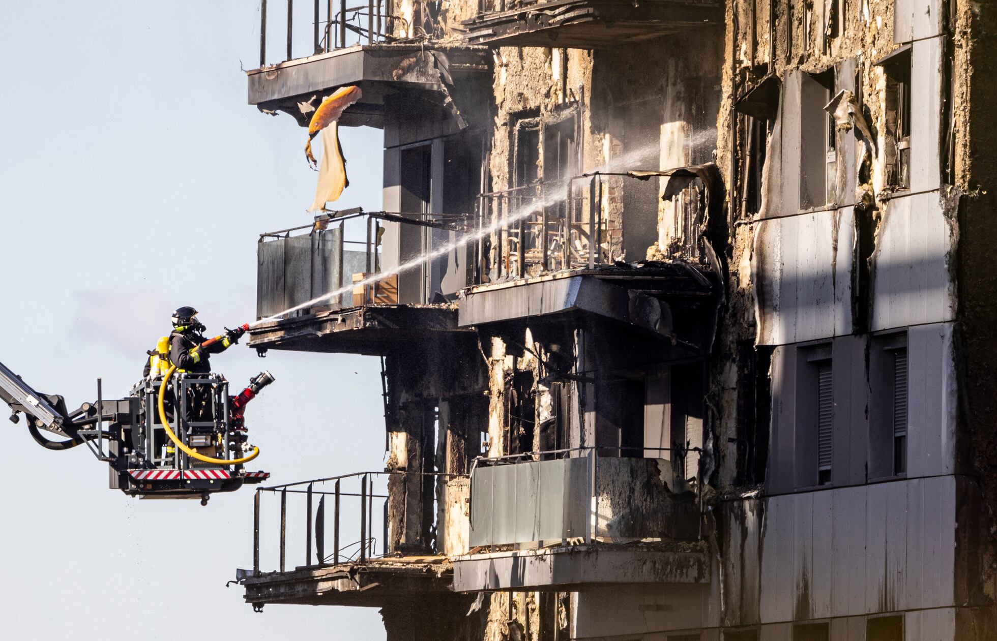 El incendio en un edificio de Valencia, en imágenes | Fotos | Noticias ...