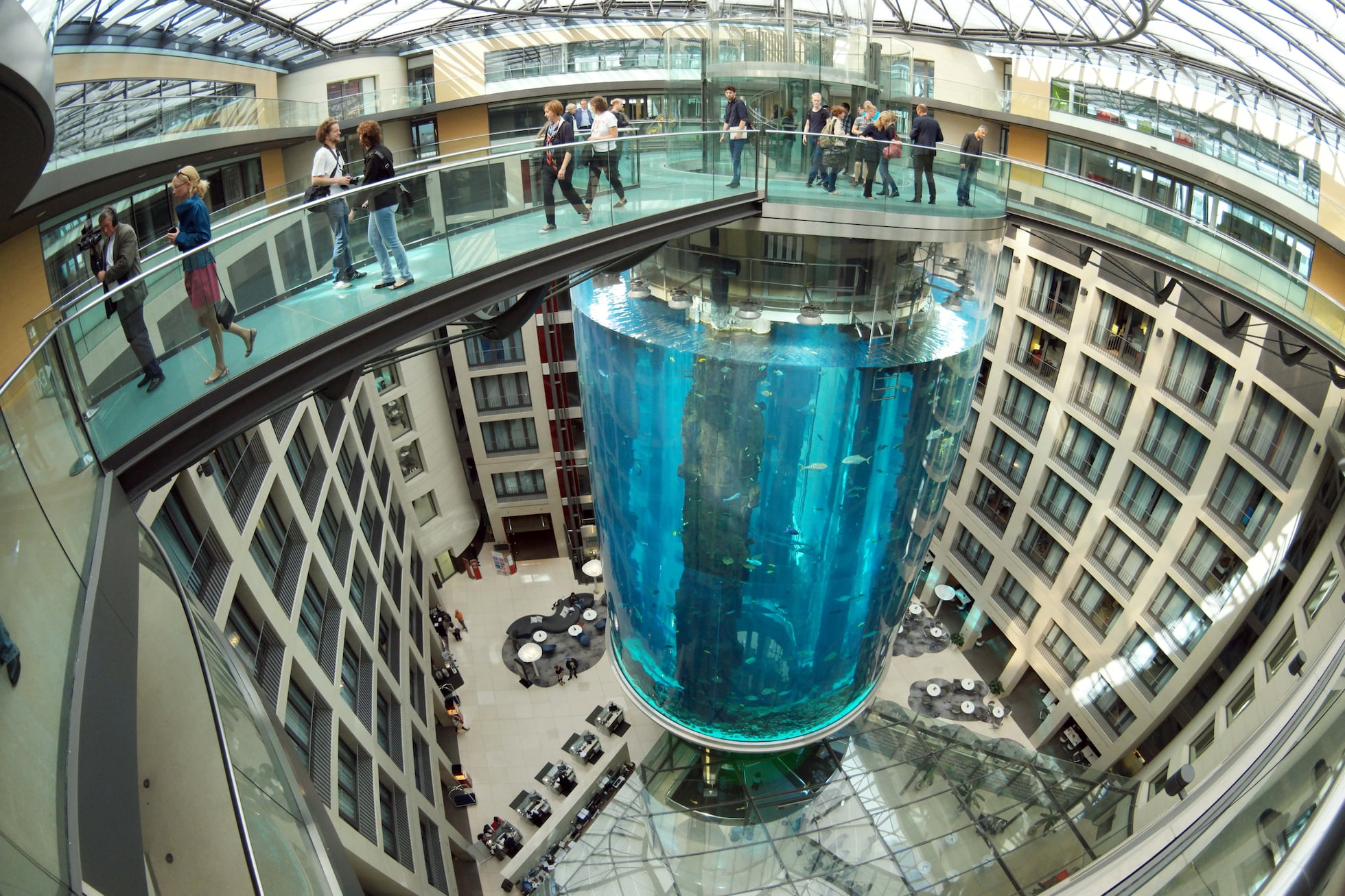 AquaDom: Revienta en Berlín el mayor acuario cilíndrico del mundo, que ...