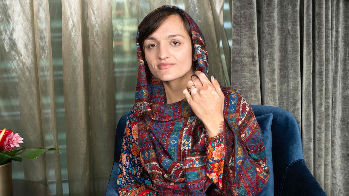 Una de las primeras alcaldesas afganas vuelve a territorio talibán: “Lo arriesgo todo porque ...