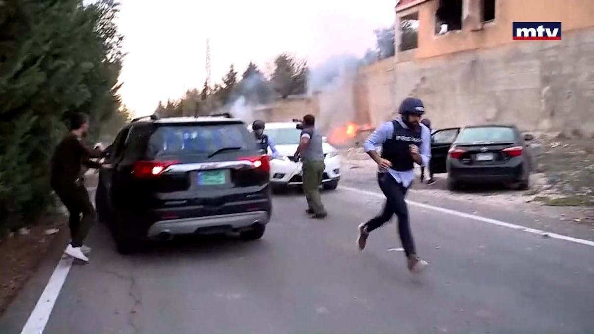 Vídeo | El momento en el que dos misiles impactan contra un grupo de ...