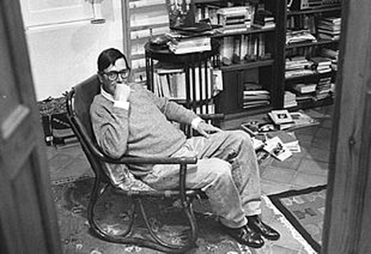 El poeta José Angel Valente. PLANO MEDIO - RETRATO | Cultura | EL PAÍS