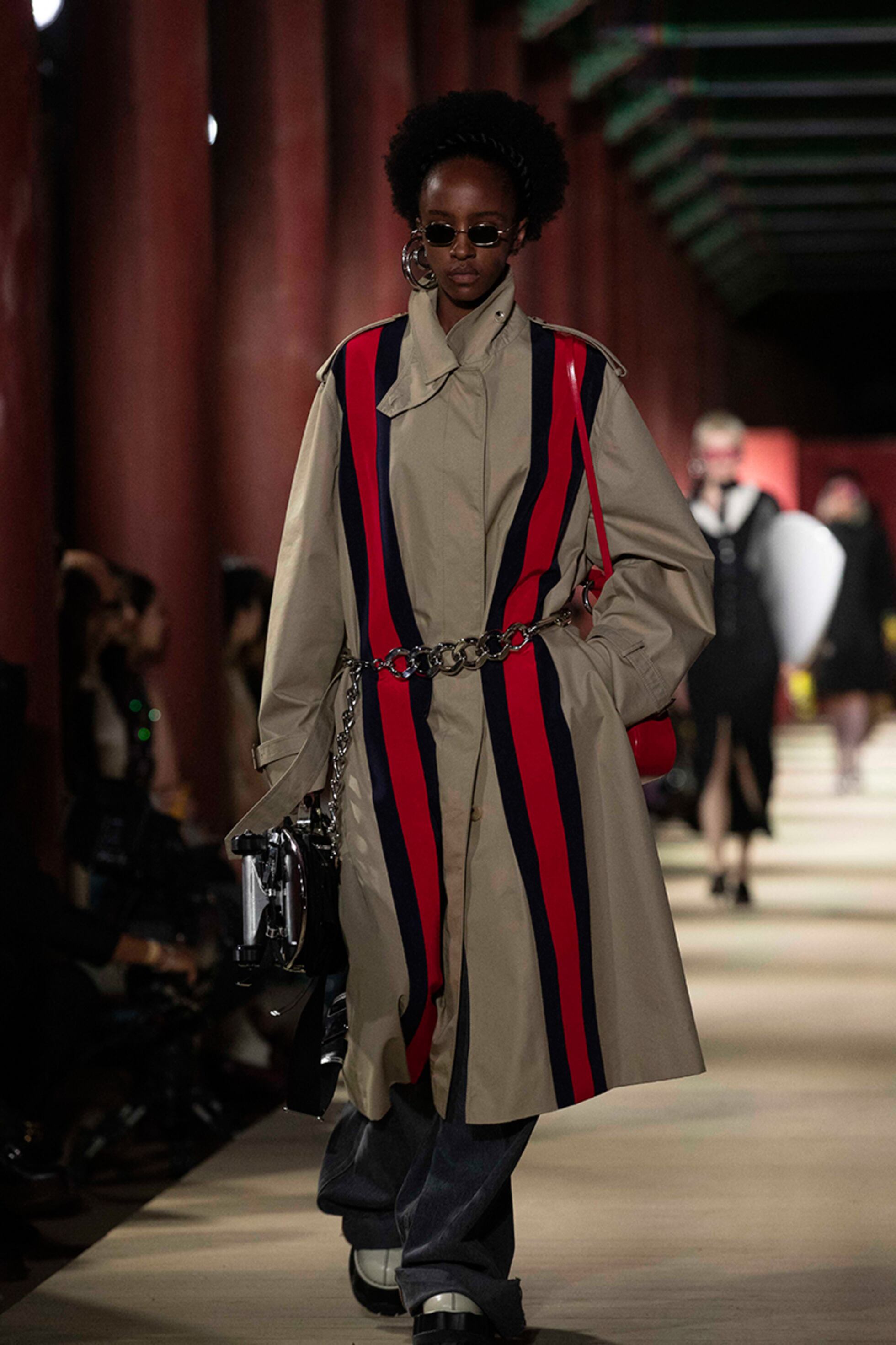 Gucci: plata, cadenas y neopreno futuristas con guiños a la tradición ...