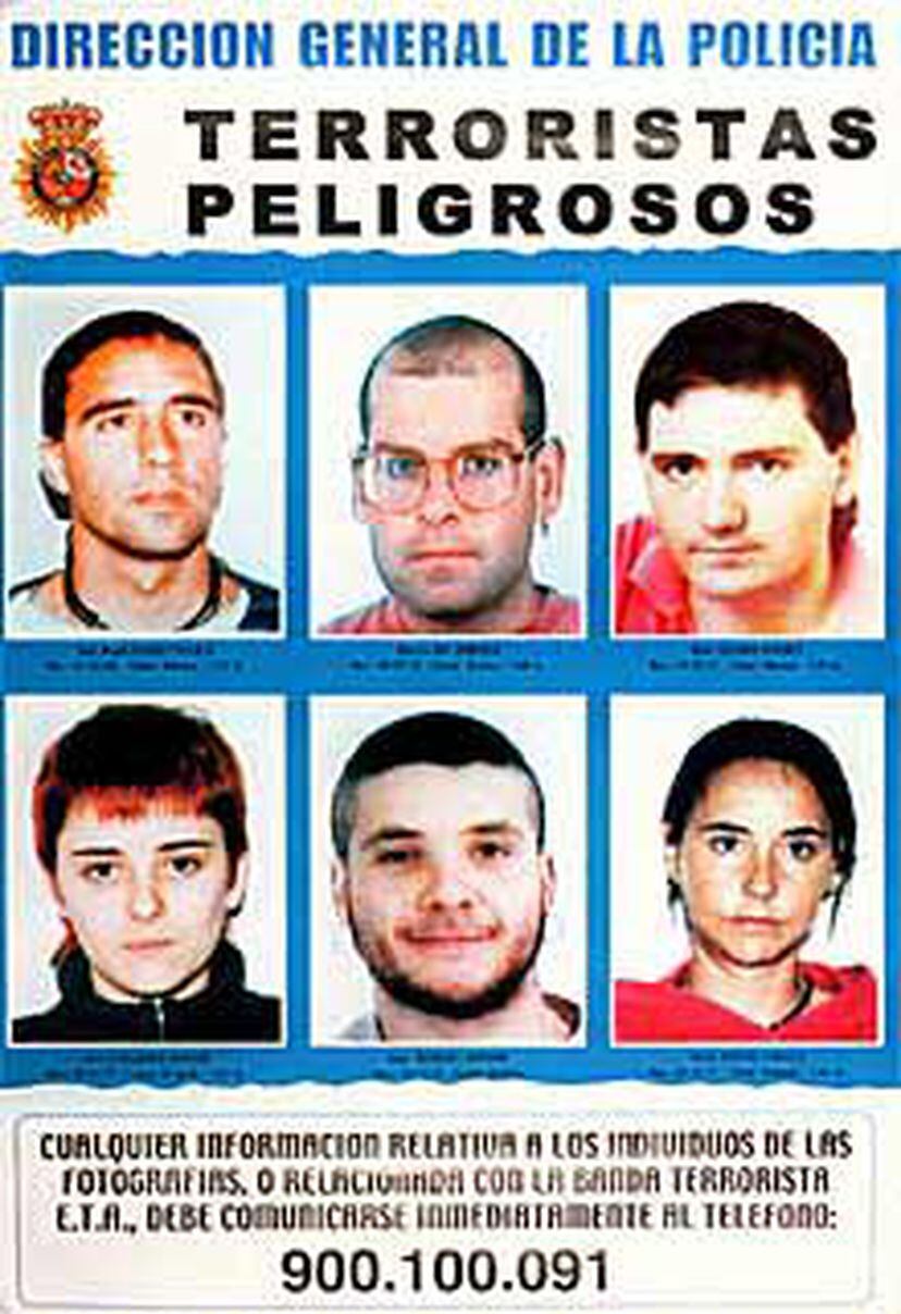 Cartel con las fotos de los supuestos etarras. | España | EL PAÍS