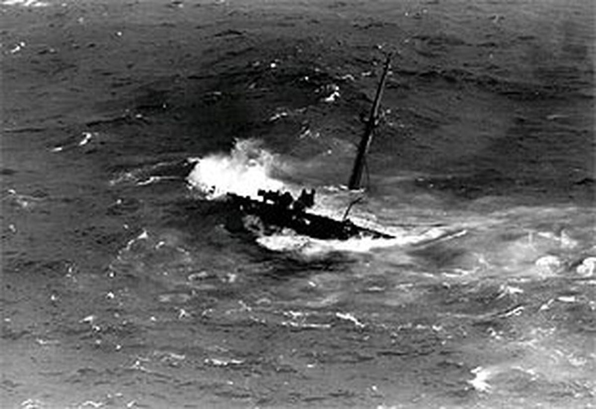 El petrolero "Mar Egeo" en el momento de su naufragio en la costa de A ...