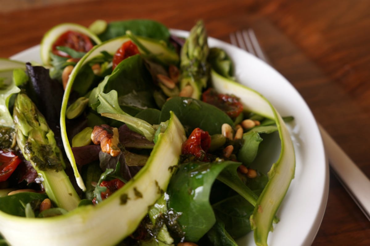 Ensalada verde con espárragos y tomates secos | Recetas | Gastronomía ...