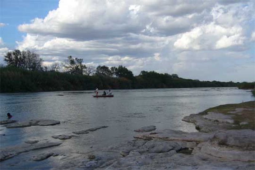 El río Bravo se extiende entre México y Estados Unidos como una ...