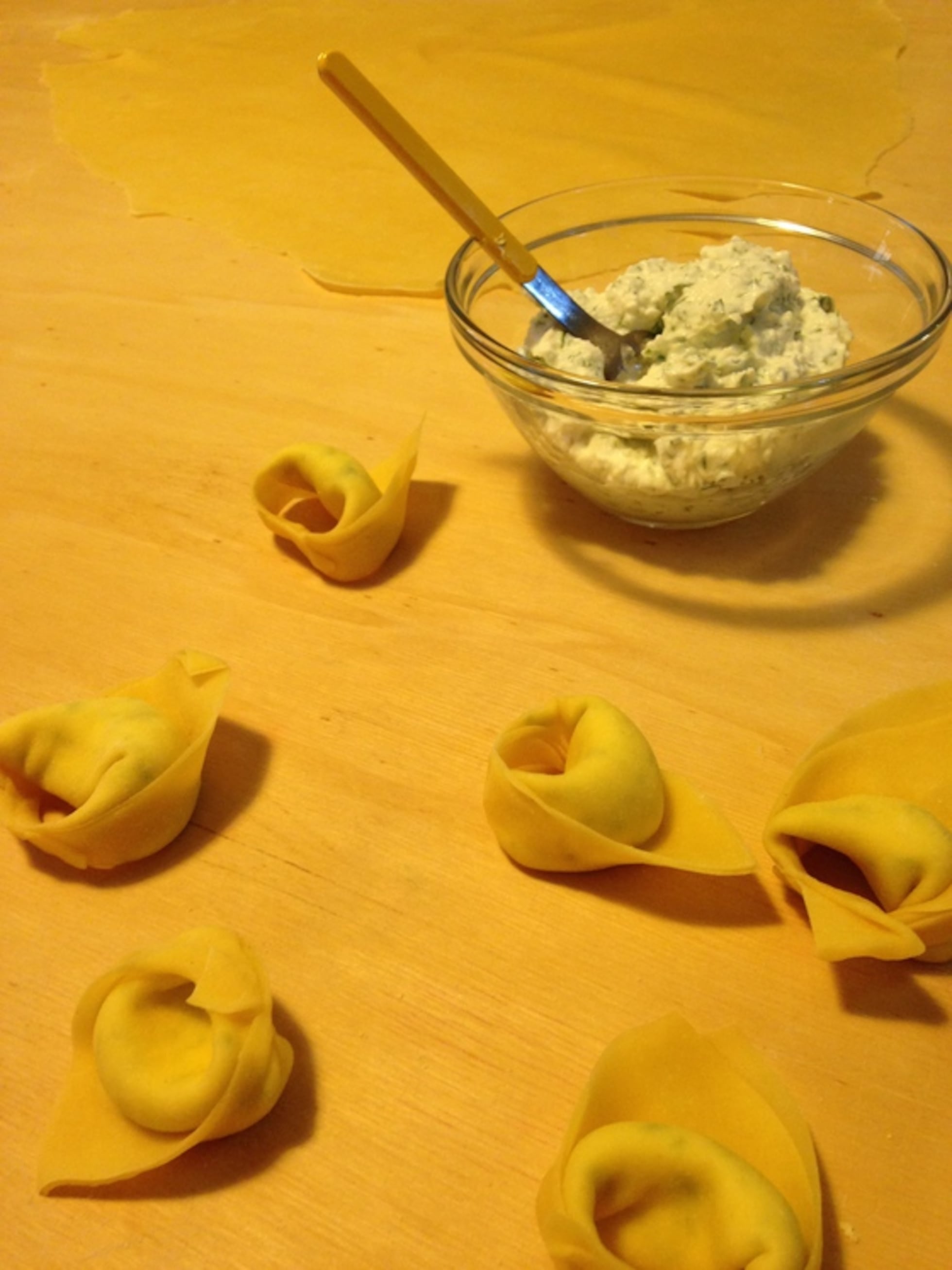 'Tortelloni' rellenos de ricota y perejil con mantequilla y salvia ...