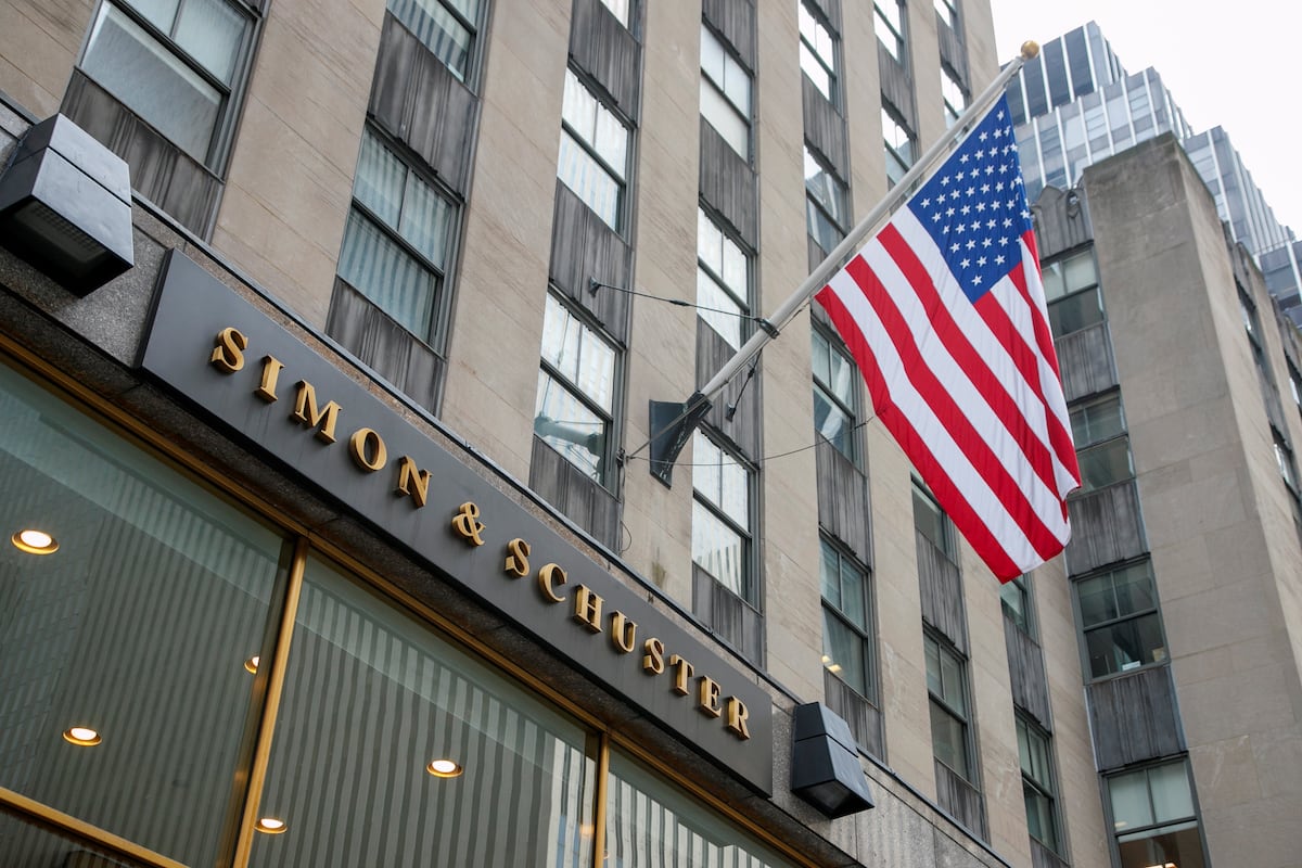 Paramount vende la centenaria editorial estadounidense Simon & Schuster ...