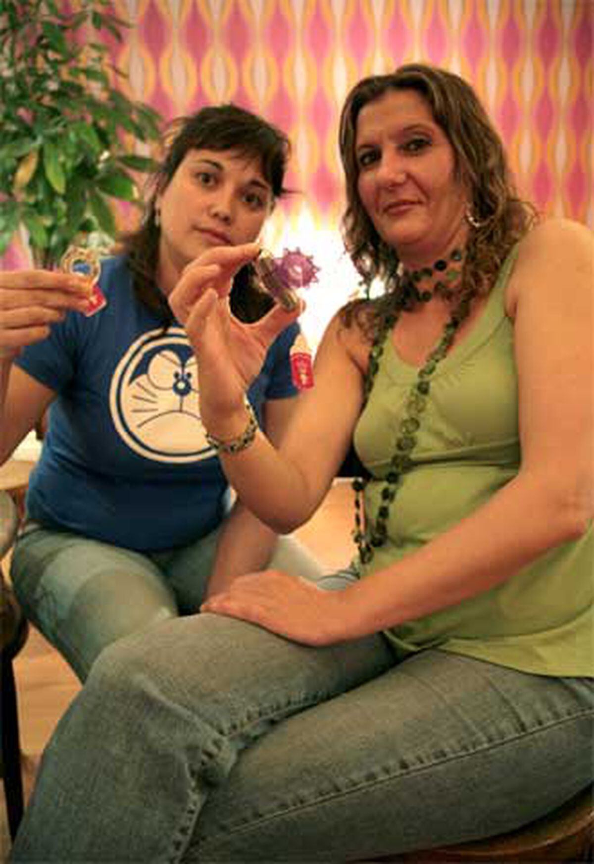 Marisa Aranda, a la izquierda, propietaria de Los Placeres de Lola, con ...