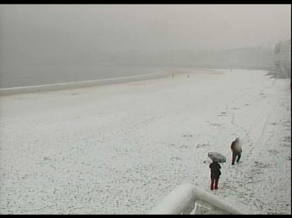 La nieve llega a la playa de la Concha | Noticias de actualidad | EL PAÍS