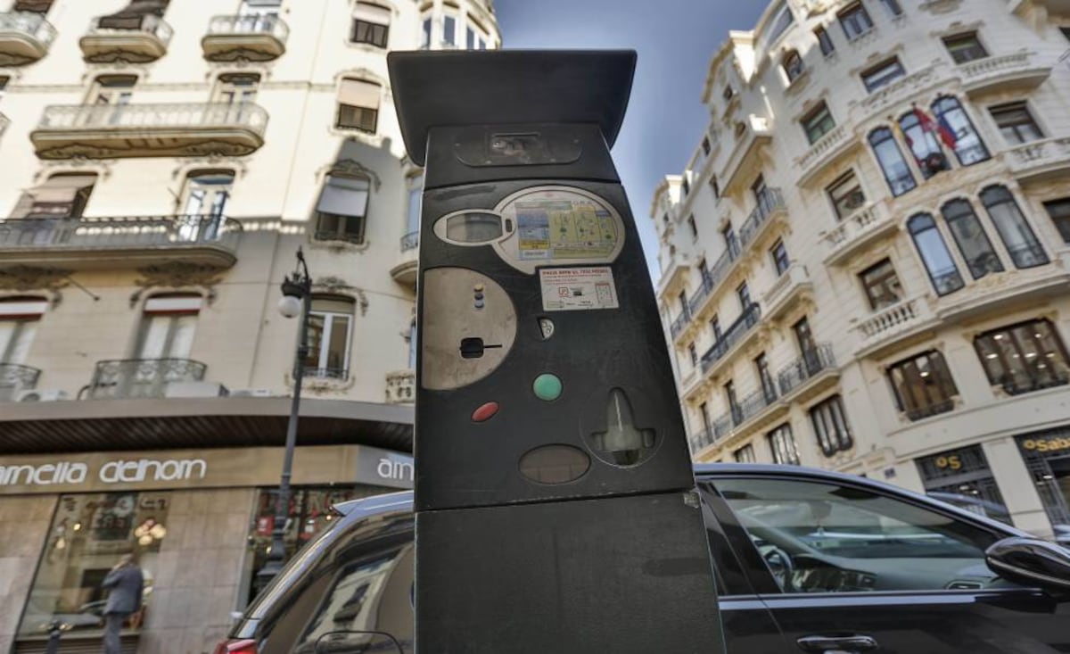 La zona azul de la ORA en Valencia recupera su horario de 9 a 14 y de ...